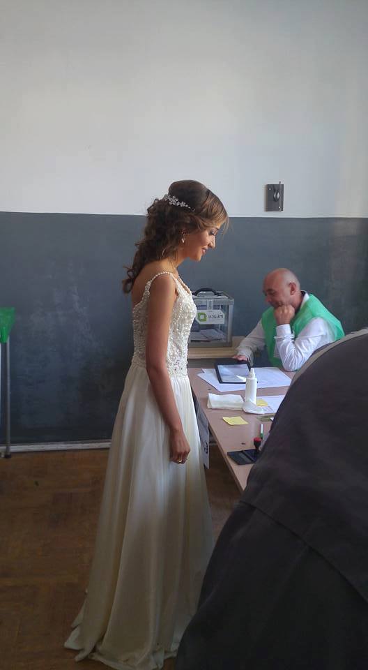 ხელის მოწერამდე საარჩევნო უბანზე საქორწინო კაბით (ფოტო) - Metronome.Ge