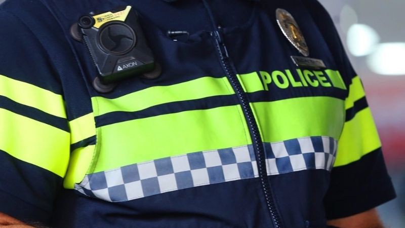 პოლიციელი, რომელიც მოქალაქეს ცეცხლსასროლი იარაღით ემუქრებოდა, 3 ათას ...